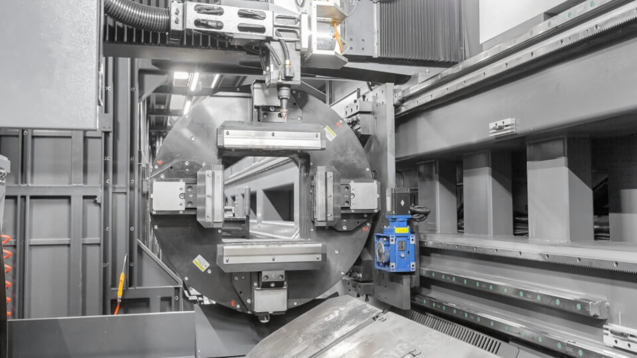 V845 | Heavy-duty laser cutting of medium… | Voortman Steel Machinery